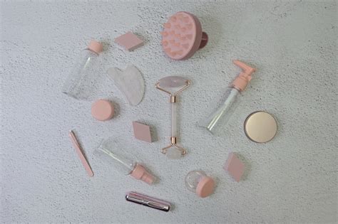 피부 관리 및 림프 배수 얼굴 마사지를위한 흩어져있는 분홍색 여성 화장품 장신구 괄사 흰색 배경 0명에 대한 스톡 사진 및 기타