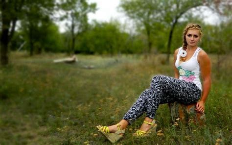 Julia Vins Gadis Cantik Berparas Boneka Yang Berotot Ayo Siapa Berani