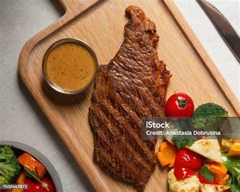 야채와 함께 제공되는 나무 판에 스테이크를 굽습니다 평면도 0명에 대한 스톡 사진 및 기타 이미지 0명 건강한 생활방식 건강한 식생활 Istock