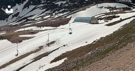 구름 낀 푸른 하늘 아래 눈 덮인 산맥 사진 Unsplash의 무료 심불락 스키 리조트 이미지