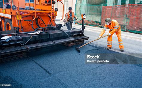 작업자는 활주로에서 섭씨 160 등급 이상의 온도로 가열 된 아스팔트를 누워 추적 된 포장을 조절합니다 아스팔트에 대한 스톡 사진 및 기타 이미지 Istock