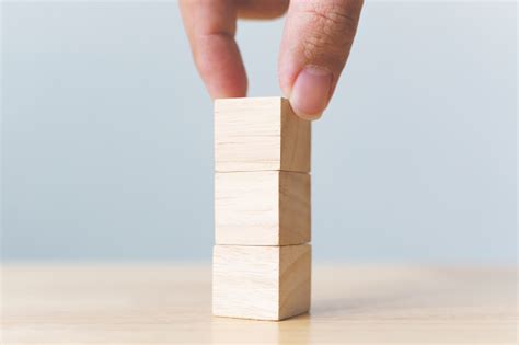 손으로 나무 테이블 위에 쌓아 나무 블록을 배열 성장 성공 프로세스를 위한 비즈니스 개념 개념에 대한 스톡 사진 및 기타 이미지 개념 개발 개성 개념 Istock