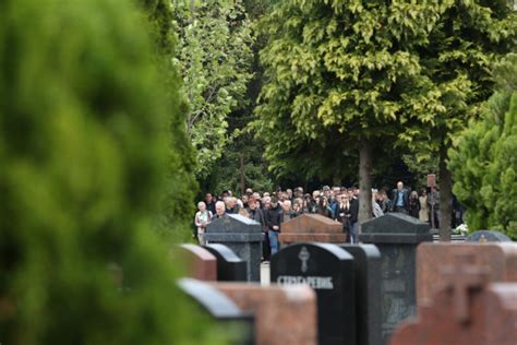 Tuga Na BeŽanijskom Groblju Uplakan Narod Ispred Kapele Sahranjuje Se