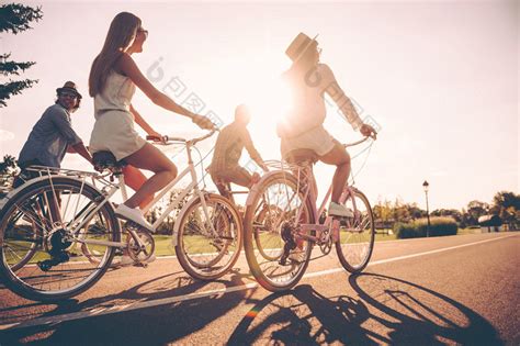 年轻人骑自行车图片 包图网企业站