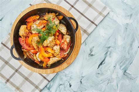 토마토와 고추와 튀긴 양파와 고기 치킨 팬 회색 박크그라운드 0명에 대한 스톡 사진 및 기타 이미지 0명 가금류 건강한 생활방식 Istock