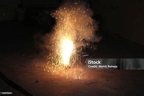 밤에 화려한 불꽃 놀이 크리스마스 또는 새해 축제를위한 밝은 스파클러 촛불 0명에 대한 스톡 사진 및 기타 이미지 0명 12월 12월 31일 Istock