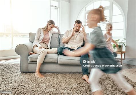 자폐증 관리를 위한 가족 Adhd 아동 및 부모의 두통 스트레스 및 불안 에너지 피로 또는 가정 소음 피곤한 엄마와 아빠가 소파에 앉아 혼돈과 하이퍼 또는 빠르고 흥분한