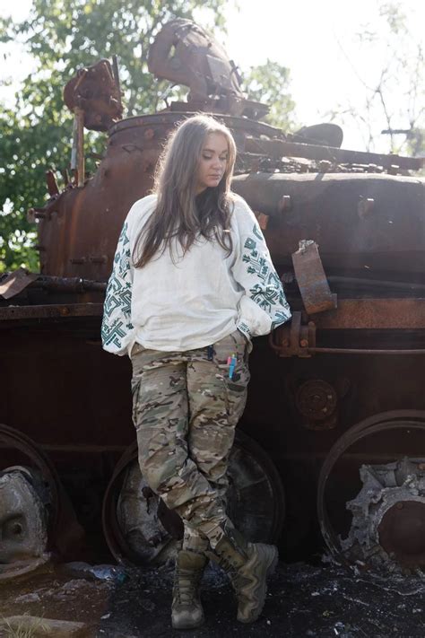 Український бренд створив колекцію благодійних вишиванок яскраві фото військових жінок