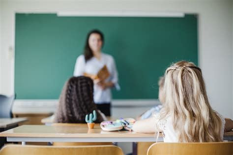 Се менува Законот за наставници и стручни соработници во основно и