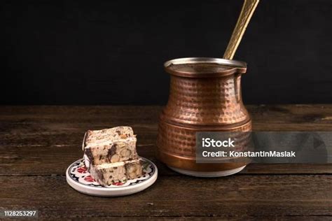 전통적인 터키식 커피와 어두운 배경에 터키어 기쁨 전통적인 터키 과자 나무 테이블에 커피 포트 곡초류에 대한 스톡 사진 및 기타 이미지 Istock