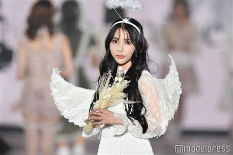 画像831 ミチ、美背中＆美脚際立つミニ丈ワンピ姿披露「女神」「スタイル良すぎて見惚れる」と注目集まる モデルプレス