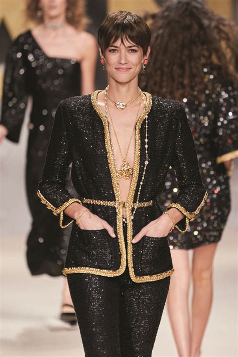 Why Runway Models Dont Smile Fashion Magazine ファッション ファッションアイデア ヘアスタイル