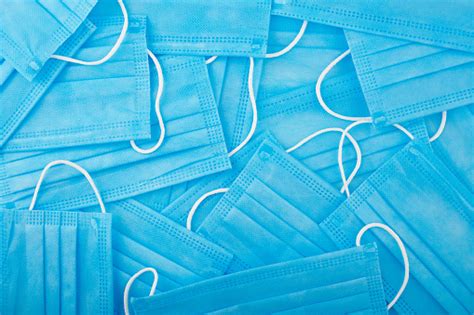 의료 및 코로나바이러스 예방 배경으로 풀 프레임을 덮고 서로 누워 있는 대규모 의료 용안 얼굴 마스크 그룹 0명에 대한 스톡 사진 및 기타 이미지 Istock