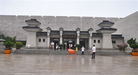 테라코타 군대의 발굴 외부 공간 테라코타 육군 박물관 입구입니다 Empire에 대한 스톡 사진 및 기타 이미지 Empire