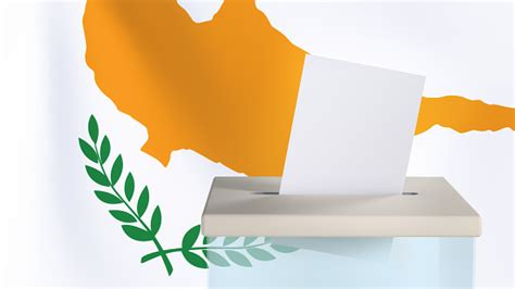 텍스트 또는 로고를 위한 공간이 있는 빈 투표용지가 키프로스 공화국 국기를 배경으로 투표함에 드롭됩니다 선거 개념입니다 3d 렌더링 모형 키프로스 공화국에 대한 스톡 사진