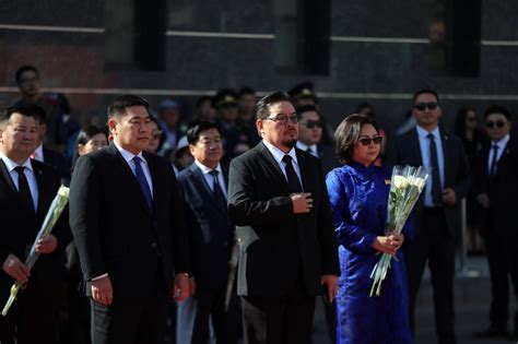 УИХ ын дарга Г Занданшатар Ерөнхий сайд Л Оюун Эрдэнэ болон УИХ ын гишүүд хэлмэгсдийн хөшөөнд