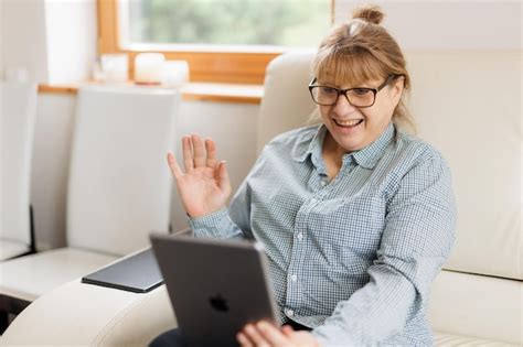 Hermosa Mujer Madura Con Anteojos Está Usando Una Tableta Digital Y Sonriendo Mientras Está