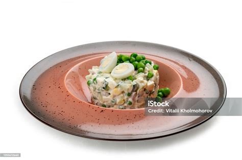 삶은 채소와 마요네즈를 곁들인 소시지의 러시아 샐러드 올리비에 흰색 배경에서 격리 러시아식 샐러드에 대한 스톡 사진 및 기타 이미지 러시아식 샐러드 0명 감자 요리