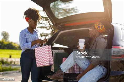 열린 차 트렁크 옆에서 놀고 서로에게 쇼핑을 보여주는 여자 친구 20 24세에 대한 스톡 사진 및 기타 이미지 20 24세 2명 가방 Istock