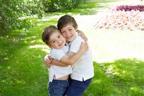 Imagenes De Hermanos Abrazados Imagui