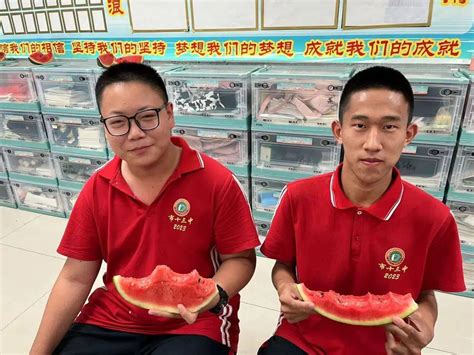 高一B部 瓜甜 肚圆 我们一展笑颜 西瓜 乐趣 杨骜鹏