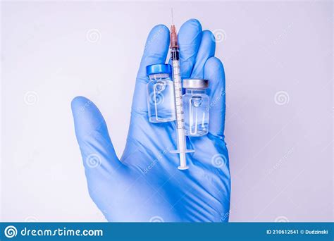 Injectiespuit In De Hand Van Een Arts Of Verpleegkundige En Een