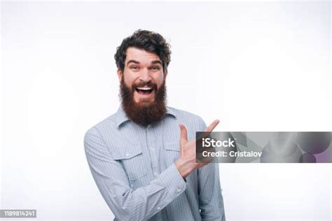 밝은 수염을 기고한 남자가 웃고 흰색 배경 위에 카피 스페이스를 가리키는 사진 매우 기쁜에 대한 스톡 사진 및 기타 이미지 매우 기쁜 빛 성년 남자 Istock