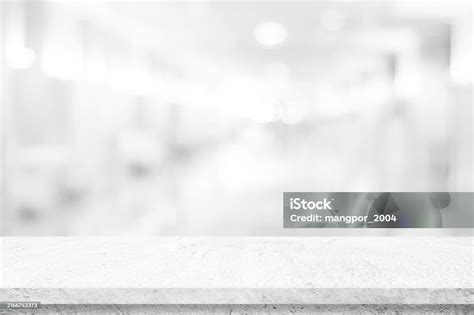빈 흰색 테이블 상판 카운터 흐림 관점 보케 라이트 배경 흰색 콘크리트 돌 테이블 선반 및 흐릿한 부엌 레스토랑 음식 제품 디스플레이 모형 템플릿 모션블러에 대한 스톡 사진