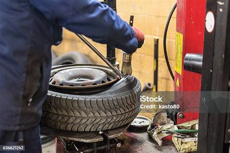자동차 수리에서 휠에 타이어를 교체하는 전문 자동차 정비사 검은색에 대한 스톡 사진 및 기타 이미지 검은색 기계 부분 기계공 Istock