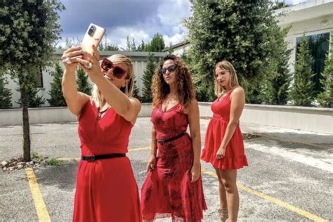 Ikuti Tips Jitunya Cara Foto Selfie Yang Aesthetic Dengan Kamera HP