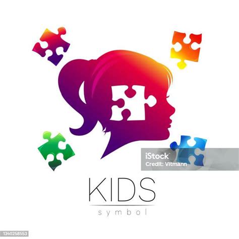 바이올렛 컬러의 뇌 속 퍼즐이 있는 모던 벡터 키드 로고타입 헤드 심리학의 로고 기호 어린이 프로필 인간 크리에이티브 스타일