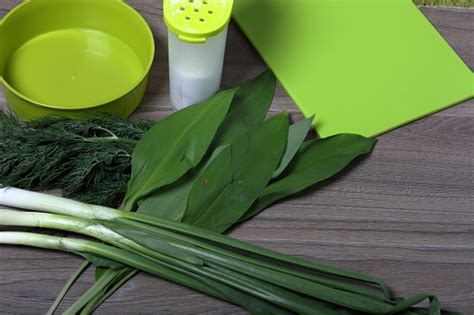 테이블 위에 신선한 채소 들이 깔끔하게 배치 되었습니다 향기로운 양파 딜 및 야생 마늘 샐러드 Saltcellar 및 커팅 보드에 대 한 컨테이너 근처 0명에 대한 스톡