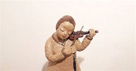 바이올린 켜는 여성