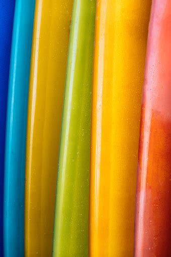 임대 모래 해변에 스택에 다른 색상의 서핑 보드의 세트를 닫습니다 무지개로 여러 가지 빛깔의 서핑 보드 배경 주제에 대한 스톡 사진 및 기타 이미지 Istock