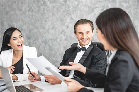 아시아 비즈니스 여자 논의 직업 인터뷰 비즈니스 회의 프레 젠 테이 션에 대 한 동료 상사와 3 명에 대한 스톡 사진 및 기타 이미지 Istock