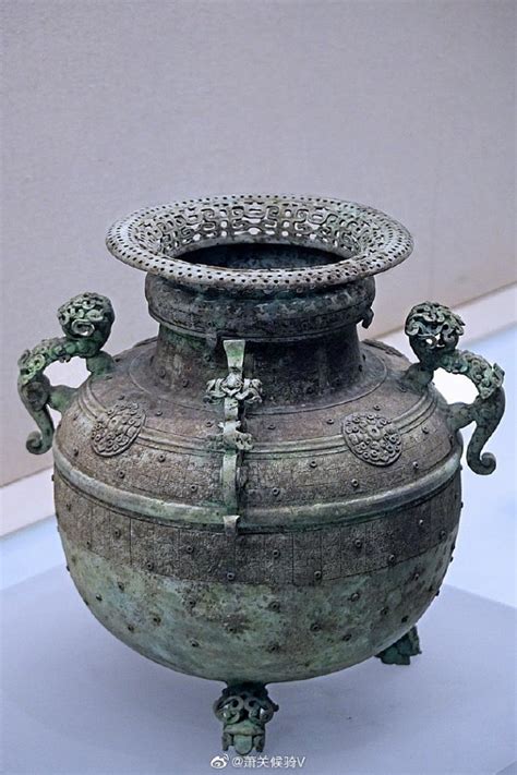 大湖名城新合肥 春秋·钟离国·镂空龙耳罍，2008年蚌埠市双墩m1出土，蚌埠市博物馆藏。罍léi，大型容酒器，两千年后，可以作为“镇街