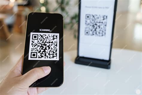 Оплата с помощью Qr кода электронный кошелек человек сканирующий тег принимает цифровую оплату
