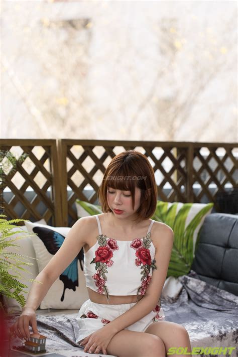 Solexight 008 Eva Giantess Picture 여자 단발머리 여자 슬리퍼 맨발 클로즈업 발바닥 V2ph