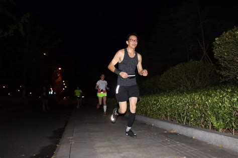 夜跑图片壁纸 夜跑图片卡通图片 夜跑手机壁纸 文秘苑图库