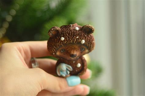 Елочная игрушка медвежонок мишка папье маше на елку в интернет магазине на Ярмарке Мастеров