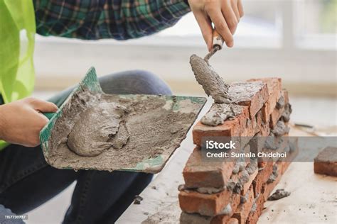 엔지니어 개념 벽 석고 도구를 사용하여 콘크리트 석고 및 벽돌 벽으로 집 건물 건설 및 확장을 수리하는 손 노동자를 닫습니다 가리기에 대한 스톡 사진 및 기타 이미지