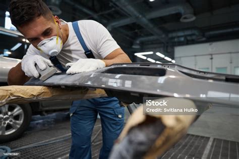 자동차 세부 사항을 칠하기 전에 남성 스트립 페인트의 초상화 30 34세에 대한 스톡 사진 및 기타 이미지 30 34세 골절 교통수단 Istock
