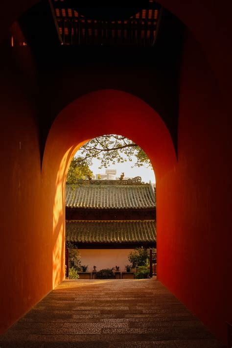 시계가 달린 건물로 이어지는 아치형 통로 사진 Unsplash의 무료 광저우 이미지