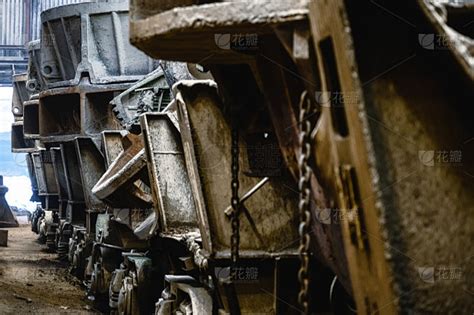 特殊冶金钢包。浇铸熔化金属的过程