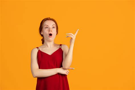 노란 스튜디오 배경에 고립 된 젊은 아름다운 빨간 머리 소녀의 초상화 아이디어의 감정 20 24세에 대한 스톡 사진 및 기타 이미지 20 24세 감정 개념 Istock