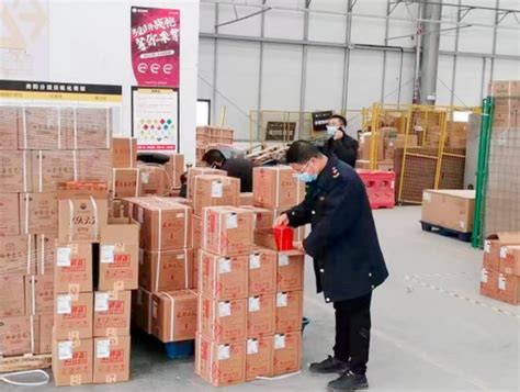 查扣白酒8000余瓶！贵州双龙航空港经济区打击侵权假冒酒类产品卡点工作初见成效 中国质量新闻网