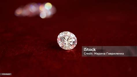 레드 벨벳 배경 클로즈업에 흰색 투명 화강암 인공 다이아몬드 0명에 대한 스톡 사진 및 기타 이미지 0명 결정체 귀여운