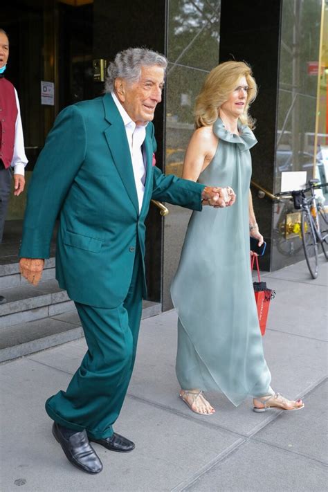 8 Hot Sexy Susan Bennett Bikini Pics