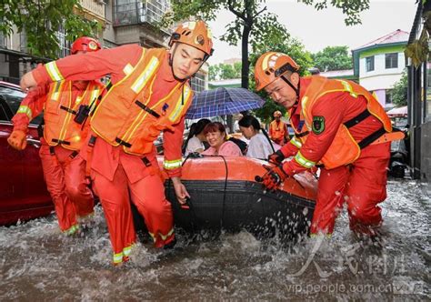 湖南长沙遭遇强降雨 消防员转移被困幼儿园师生 人民图片网