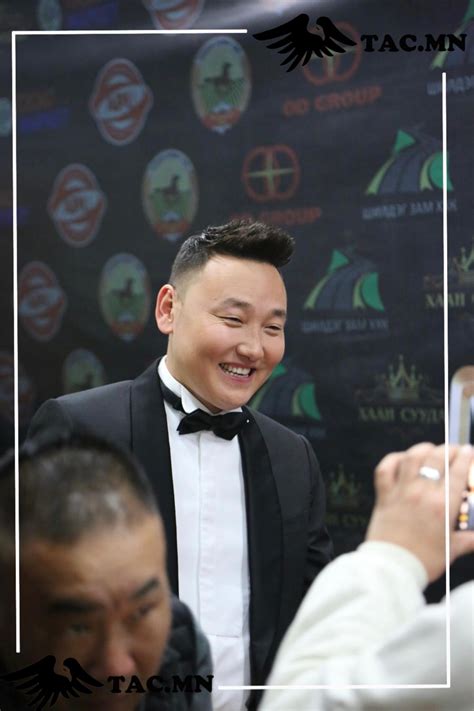 Нүдээрээ инээсэн дуучин Б Болд аз жаргалтай алхана ТАС МН